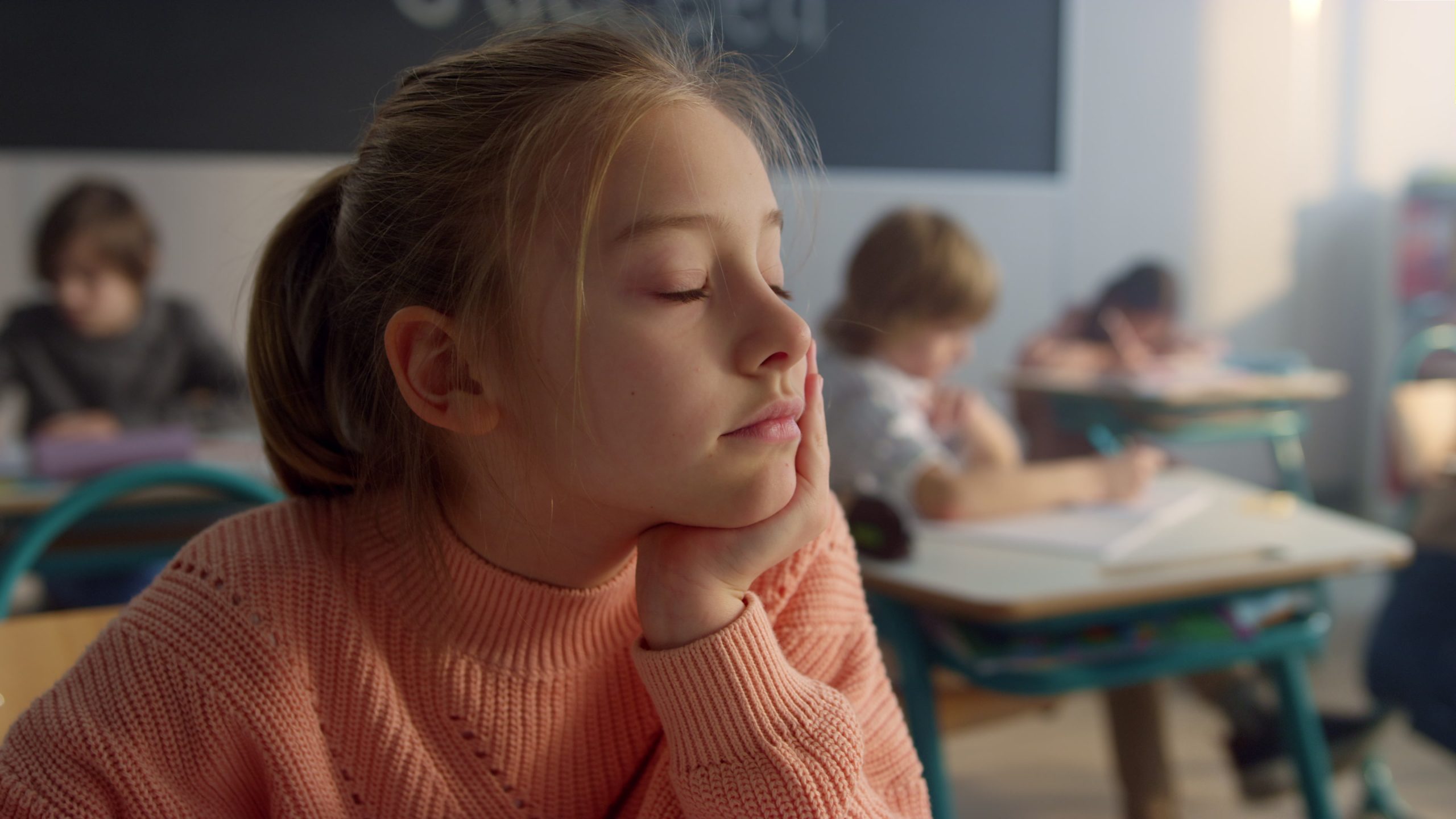 niña tranquila clase